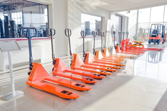 How to Safely Operate A Pallet Truck - Material Handling Equipment Malaysia